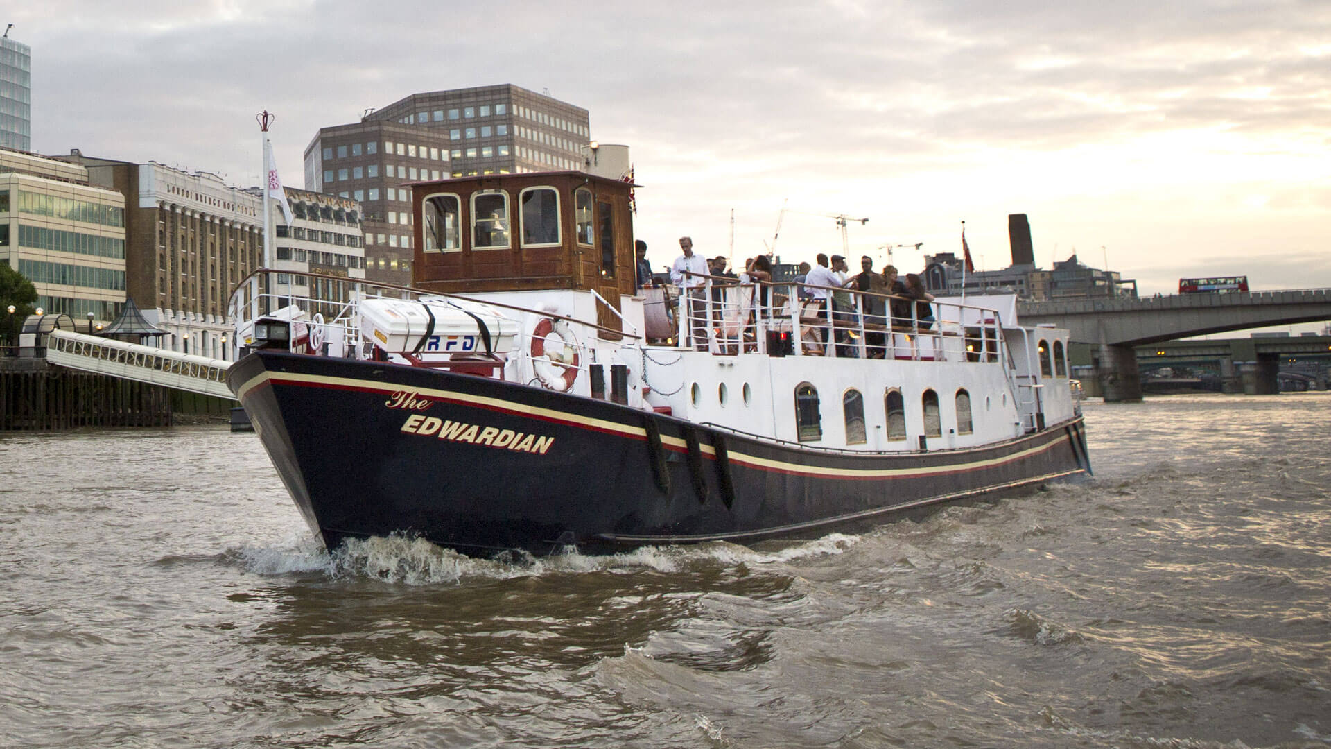 Christmas Party Boat | Boat Hire London | Thames Luxury Charters